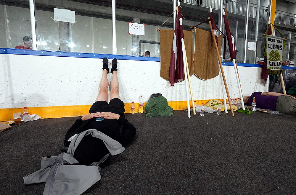 Dejotāji tomēr ālējušies. Daugavas stadionam nodarīti zaudējumi