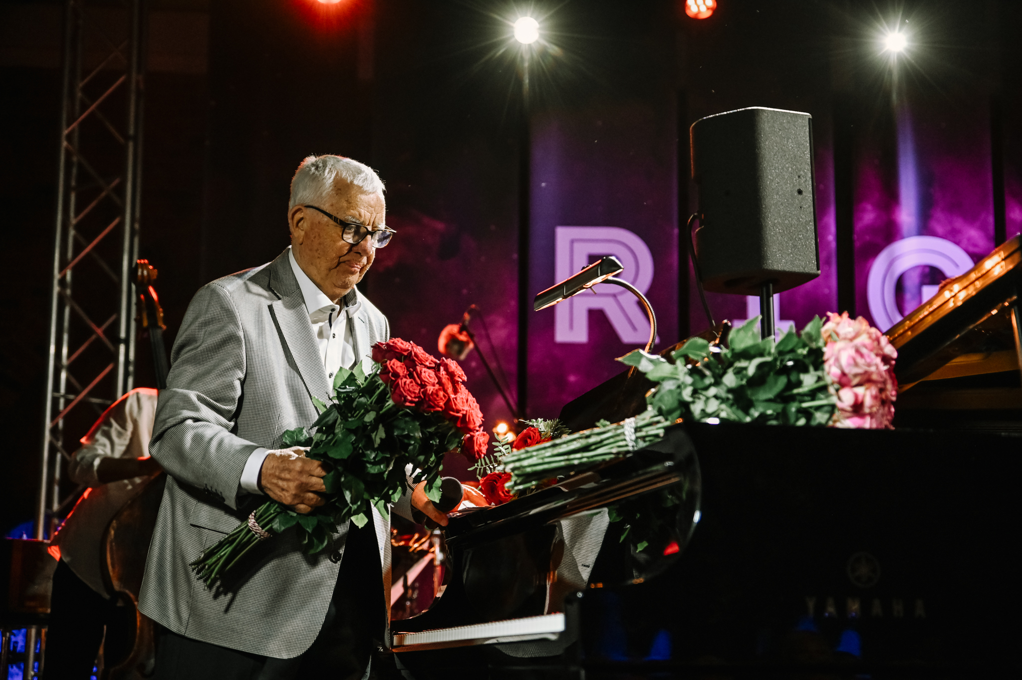 Ar stāvovācijām prezentēta Maestro Raimonda Paula jaunā plate